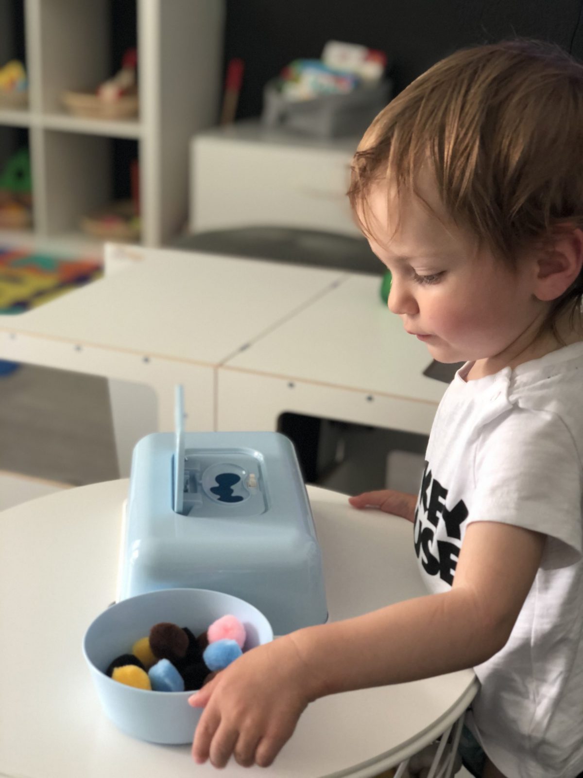 Pom pom push – Happy Mommy Pose